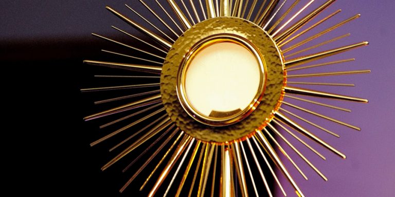 Oración Al Santísimo Sacramento: Del Altar, En Adoración y Más